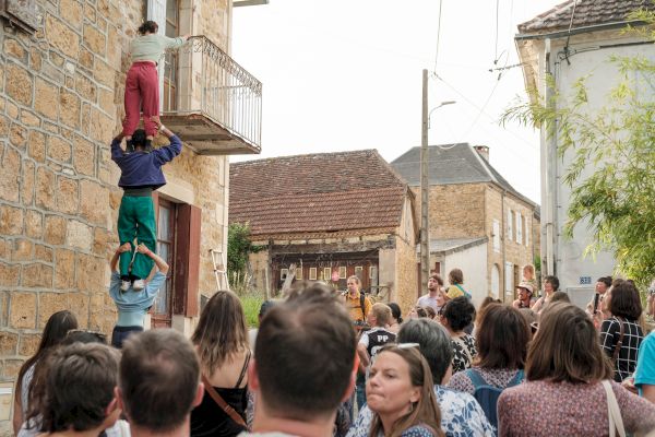 La horde dans les Pavés | Centre culturel suisse. On Tour